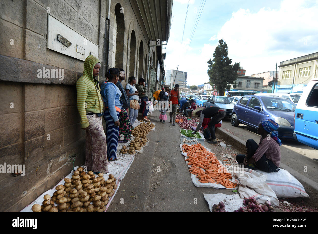 The busy outdoor market at the Piazza in Addis Ababa Stock Photo - Alamy