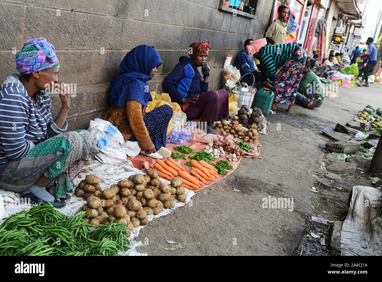 The busy outdoor market at the Piazza in Addis Ababa Stock Photo - Alamy