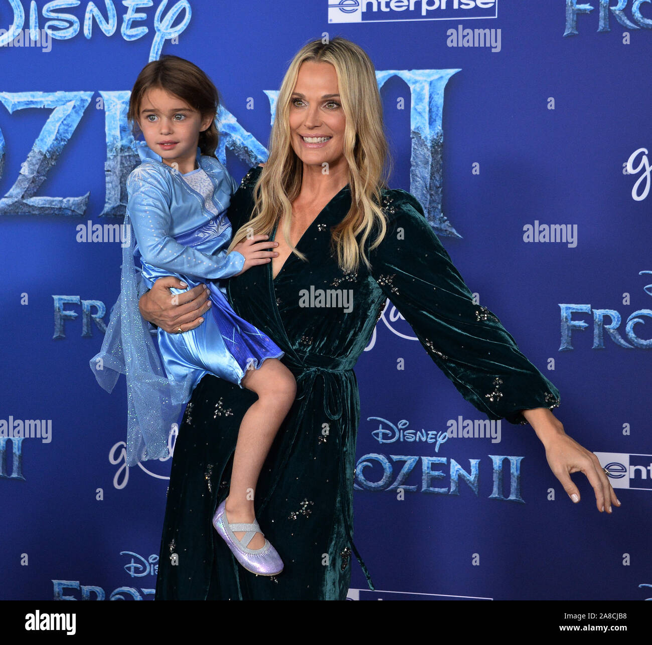 Anna and elsa hi-res stock photography and images - Alamy