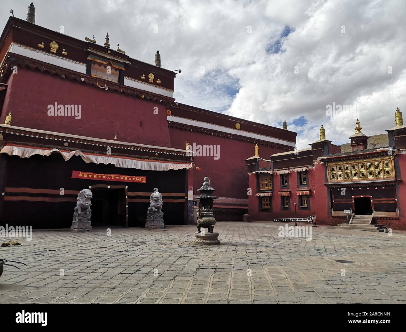 Tingri county hi-res stock photography and images - Alamy
