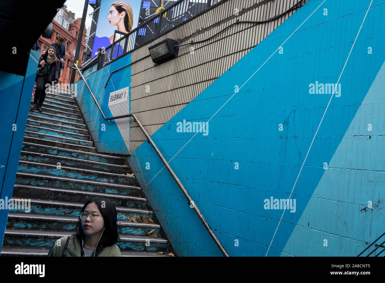 Street leading to roundabout hi-res stock photography and images - Alamy
