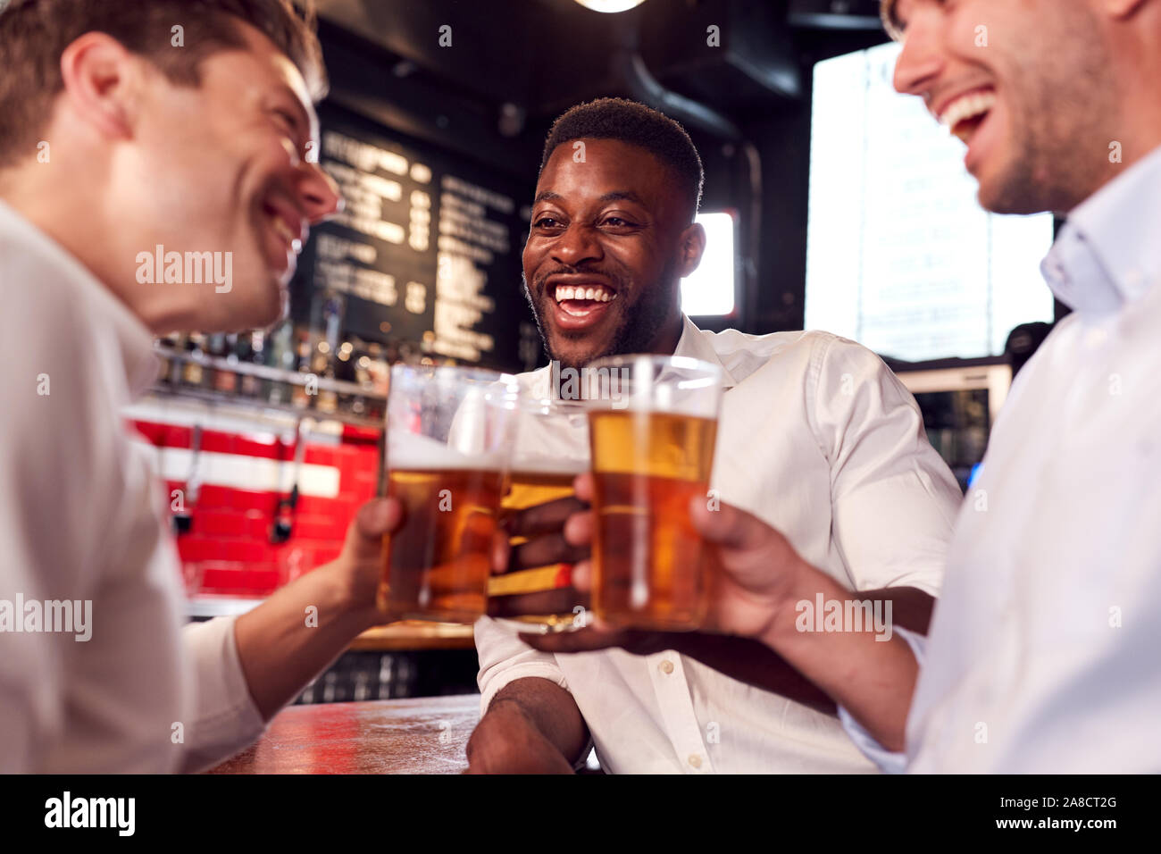 Three guys drinking beer hi-res stock photography and images - Alamy