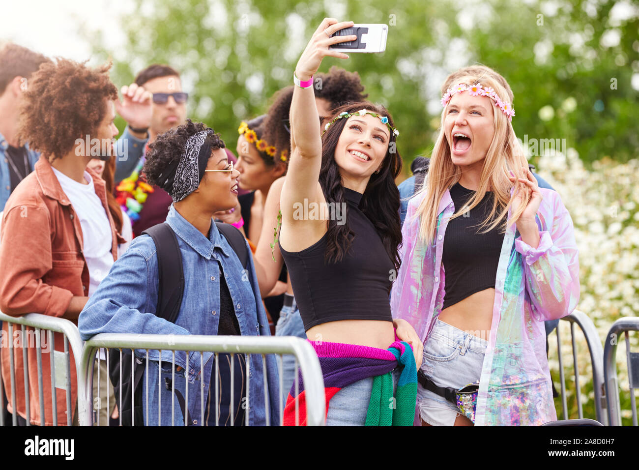 Female selfie music festival hi-res stock photography and images - Alamy