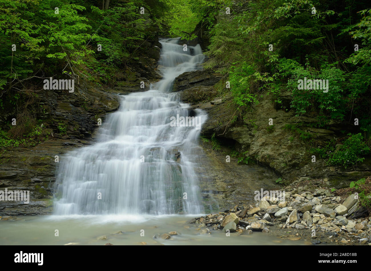Lush green spring mountains hi-res stock photography and images - Alamy