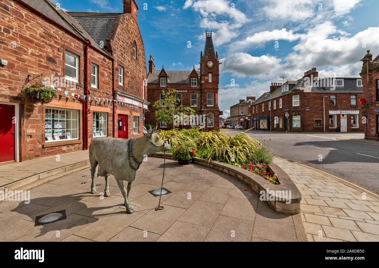TURRIFF TOWN ABERDEENSHIRE SCOTLAND LOOKING PAST THE COW STATUE TOWARDS ...