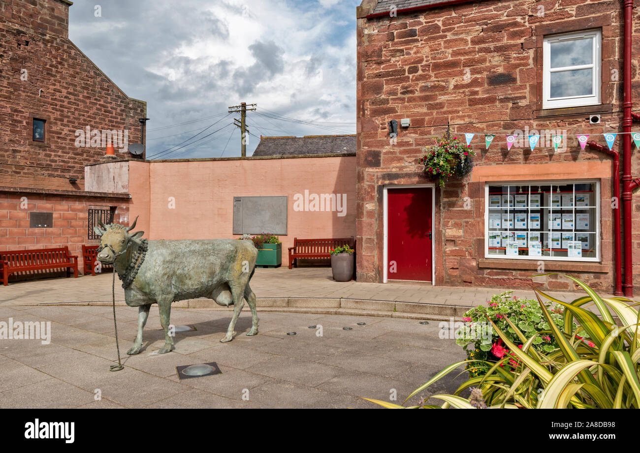 TURRIFF TOWN ABERDEENSHIRE SCOTLAND THE HIGH STREET A FLOWER DISPLAY ...