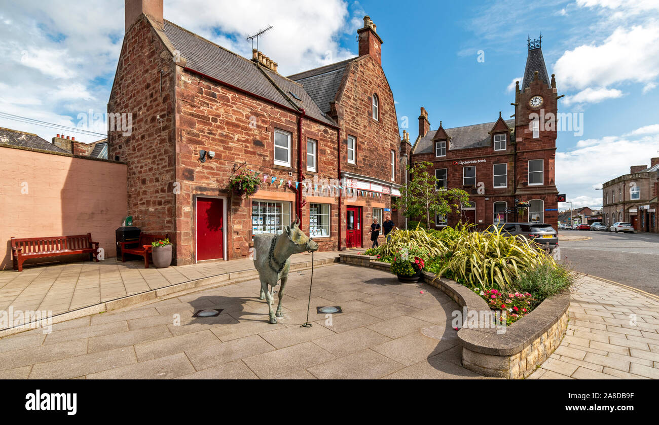 TURRIFF TOWN ABERDEENSHIRE SCOTLAND THE HIGH STREET FLOWER DISPLAY AND ...
