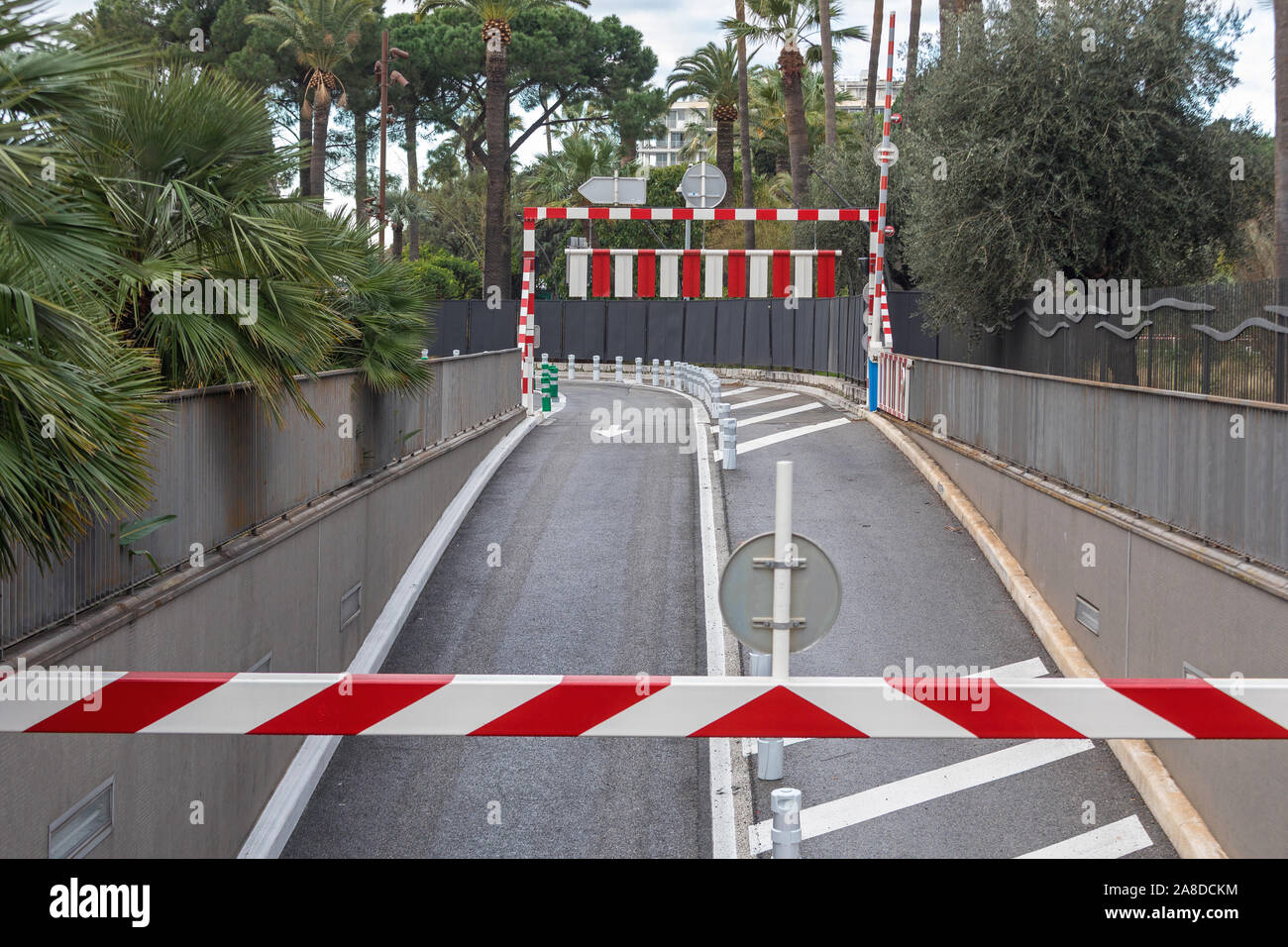 Height limit barrier hi-res stock photography and images - Alamy
