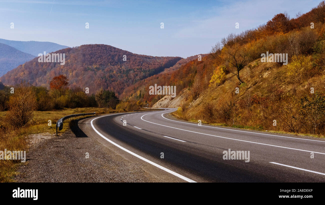 Tarred road hi-res stock photography and images - Alamy