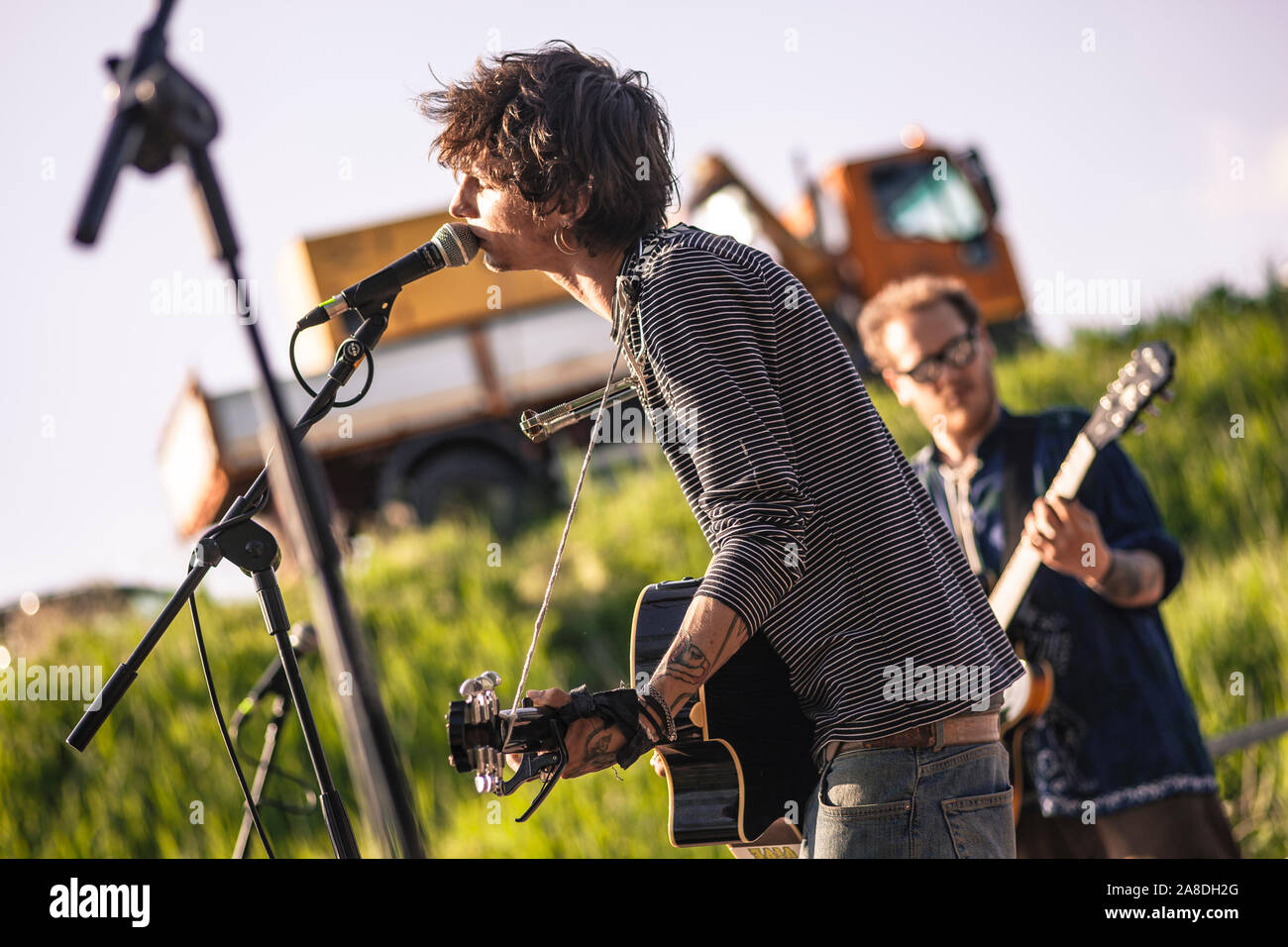 Singer male expressive hi-res stock photography and images - Alamy