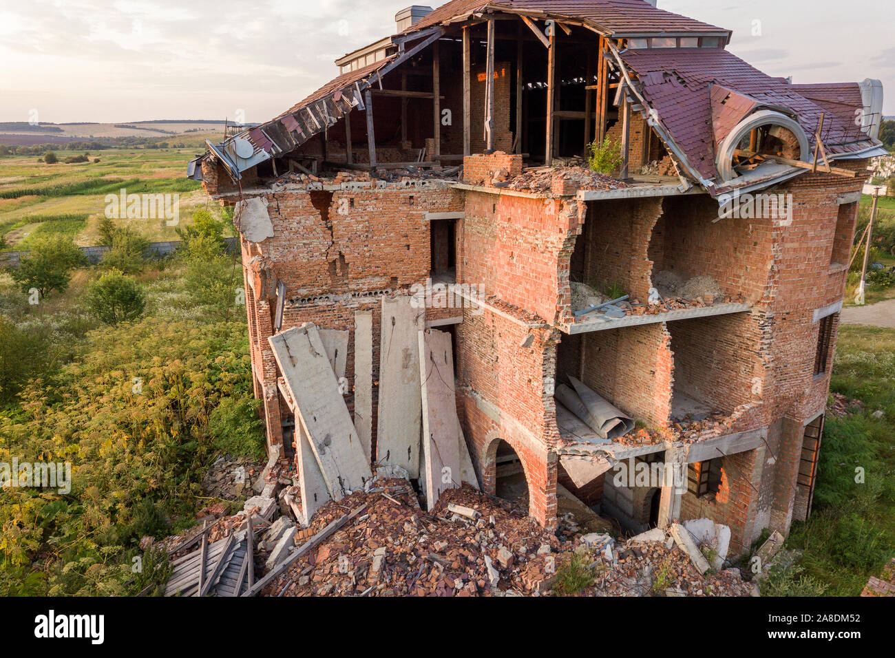 Old ruined building after earthquake. A collapsed brick house Stock ...