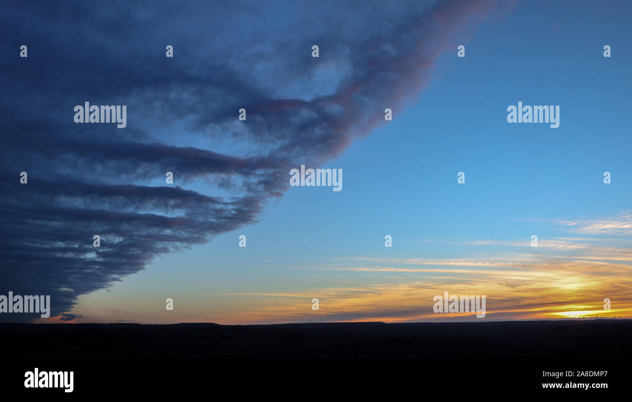 Squall line clouds hi-res stock photography and images - Alamy