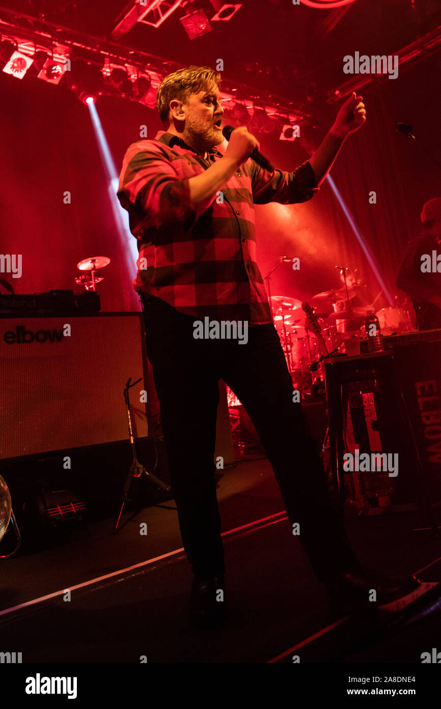 Elbow giants of all sizes hi-res stock photography and images - Alamy