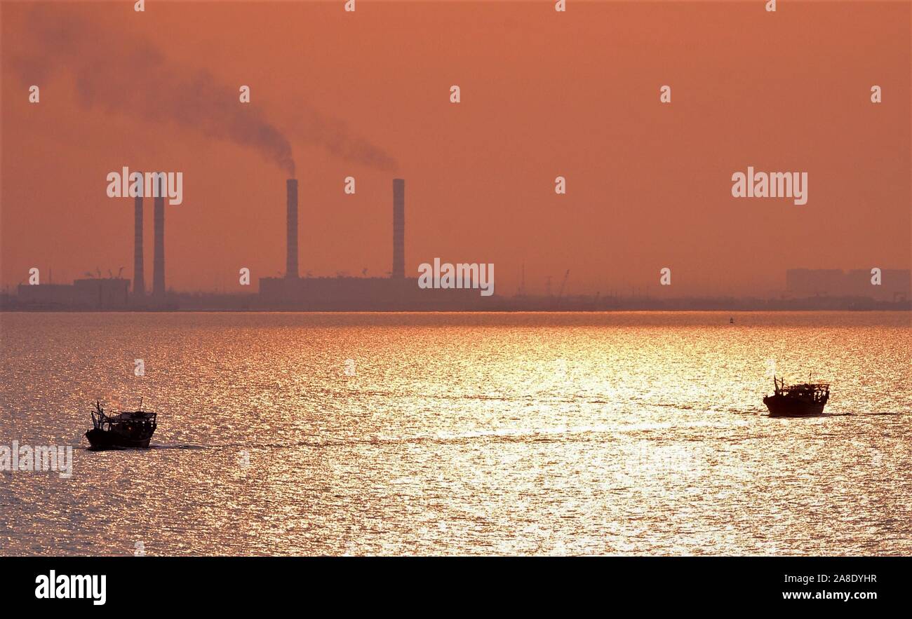 Kuwait fishing boats hi-res stock photography and images - Alamy