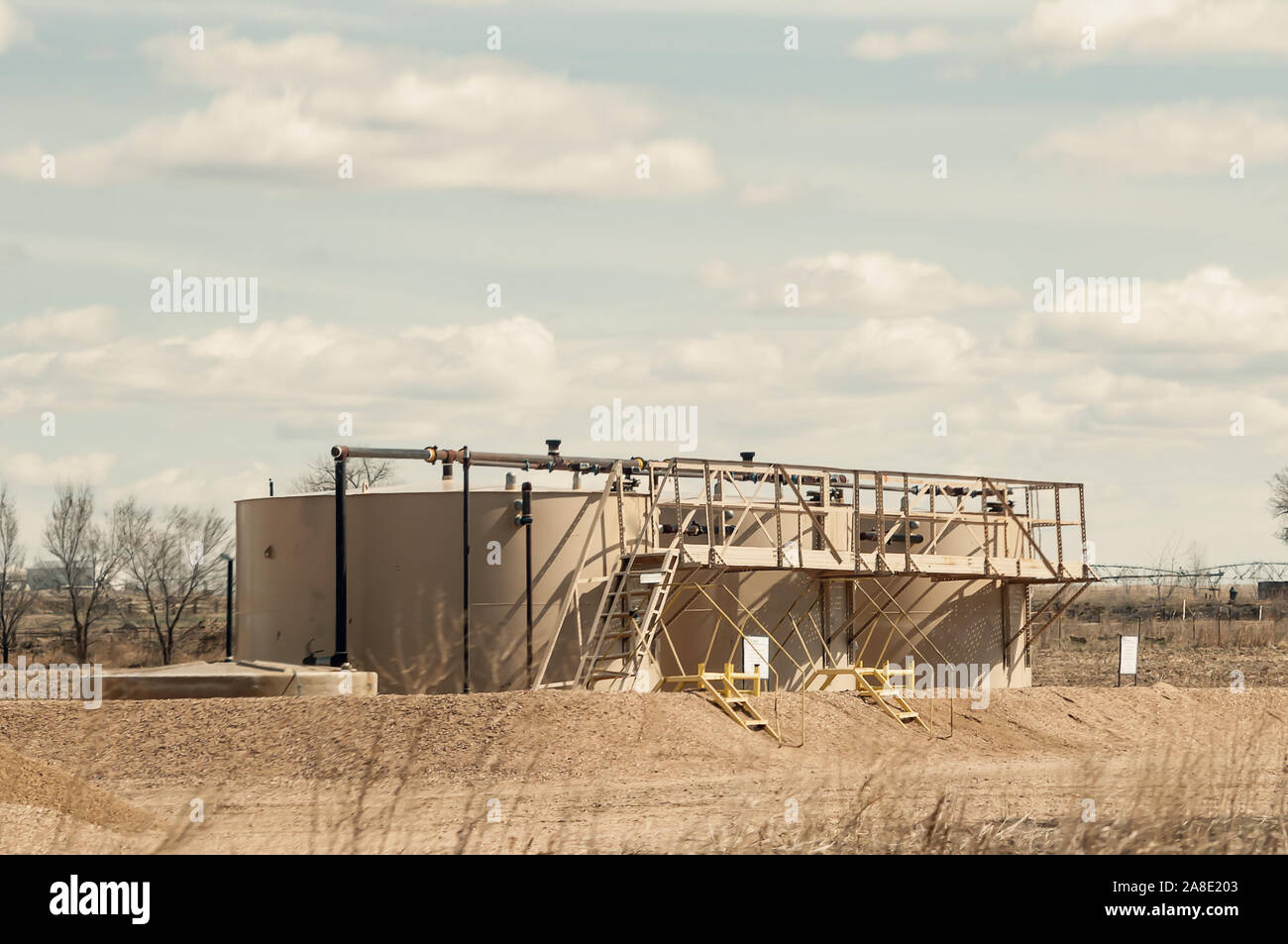 Crude oil tanks hi-res stock photography and images - Alamy