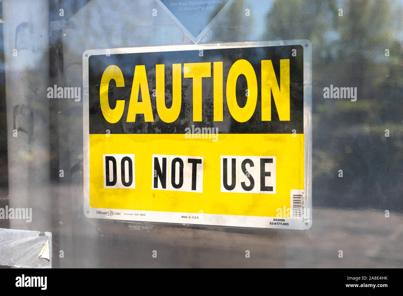 "Caution – do no use", sign, yellow and black Stock Photo - Alamy