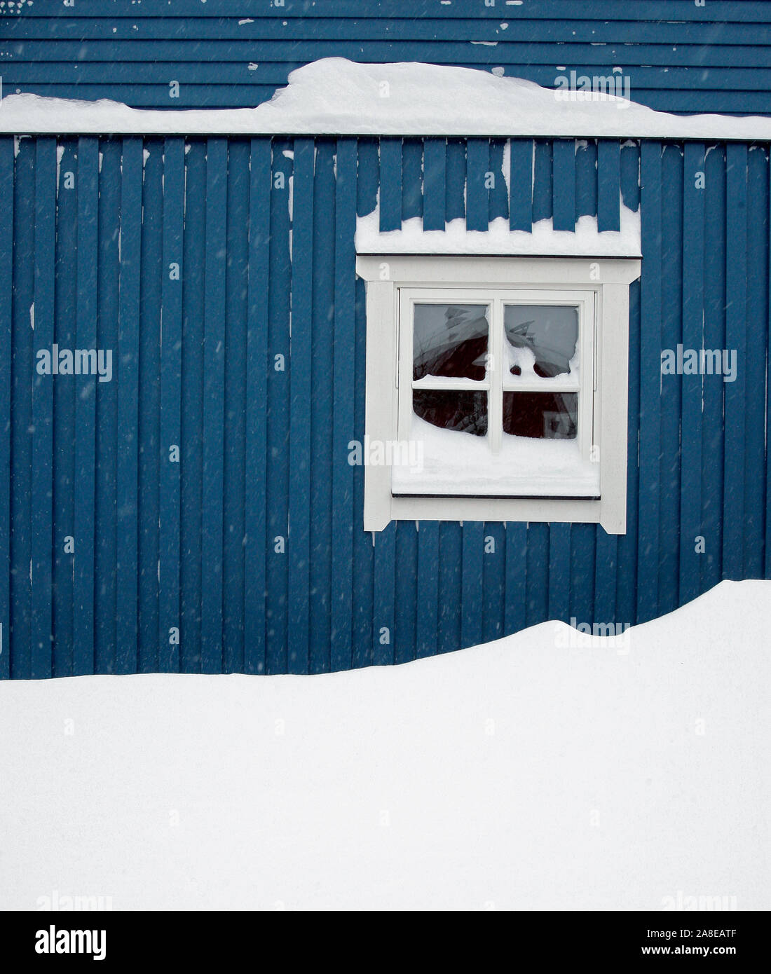 Snowed window on a house. Photo Jeppe Gustafsson Stock Photo - Alamy