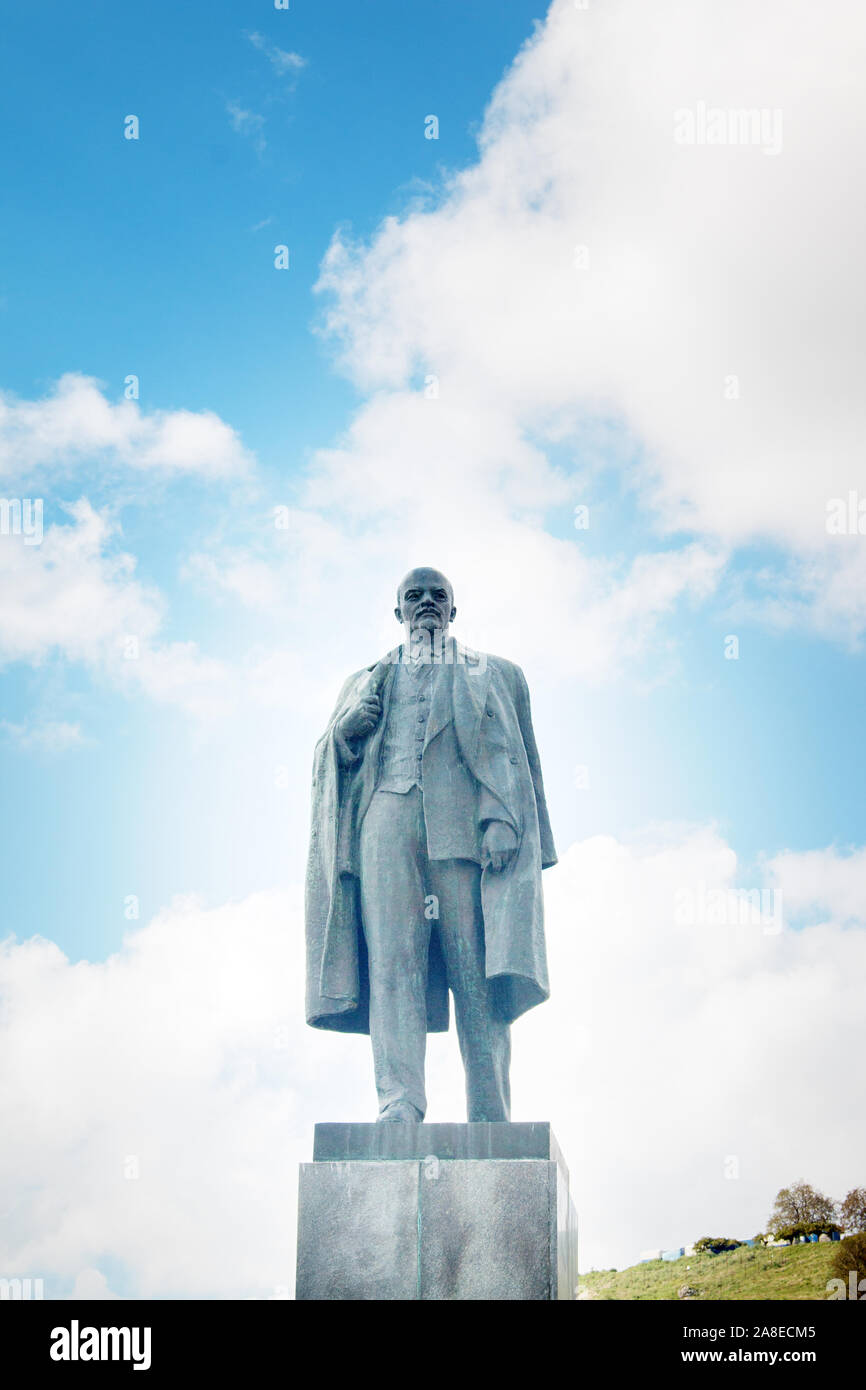 Bronze monument of Lenin. Monuments of the Soviet era Stock Photo - Alamy