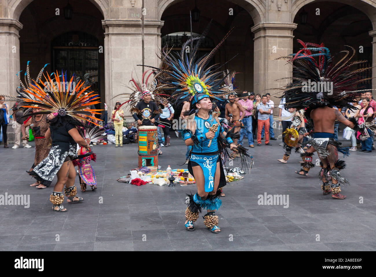 Dancers in traditional aztec costume hi-res stock photography and ...