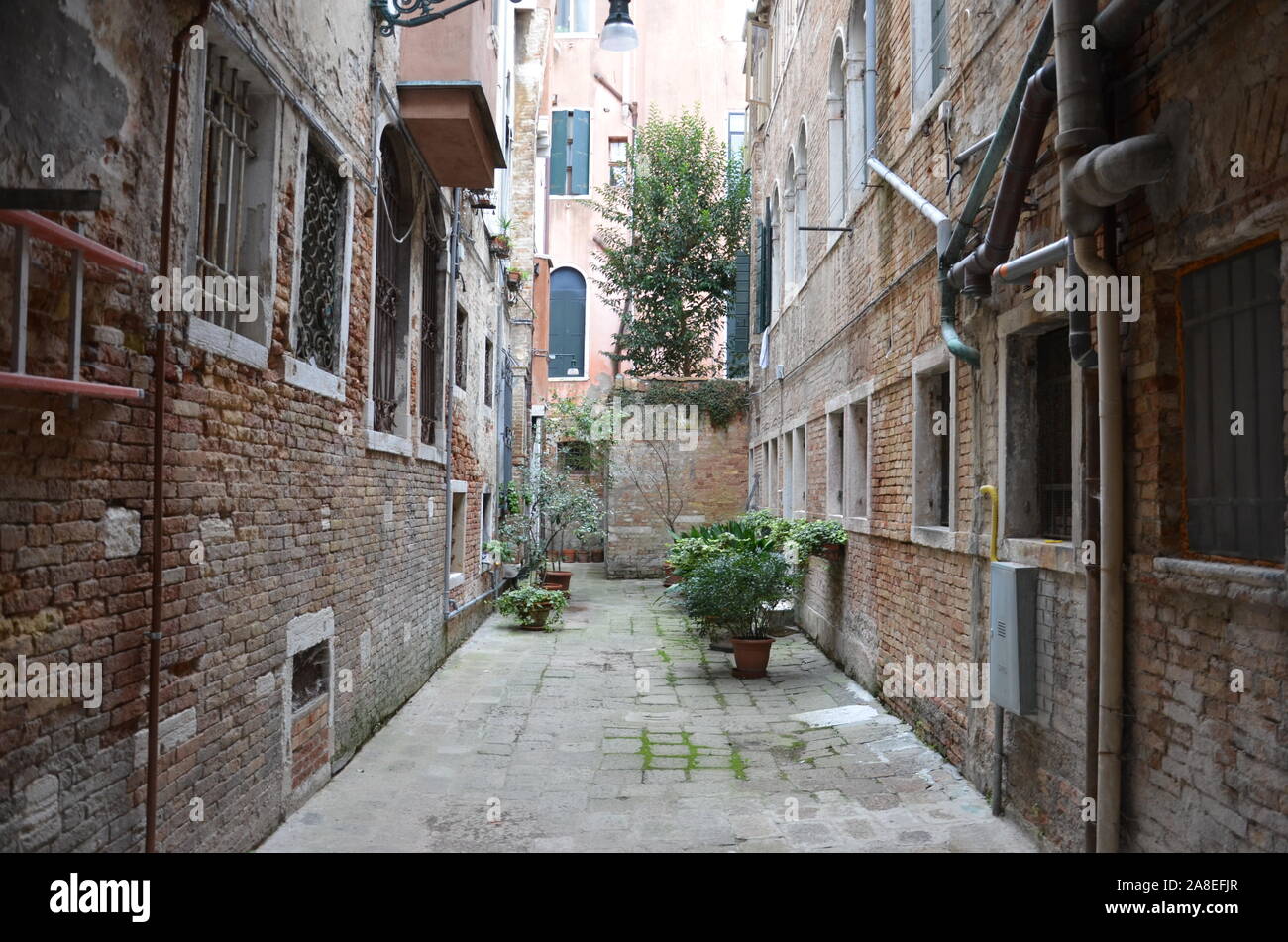 Courtyard between Houses, Venice Stock Photo - Alamy