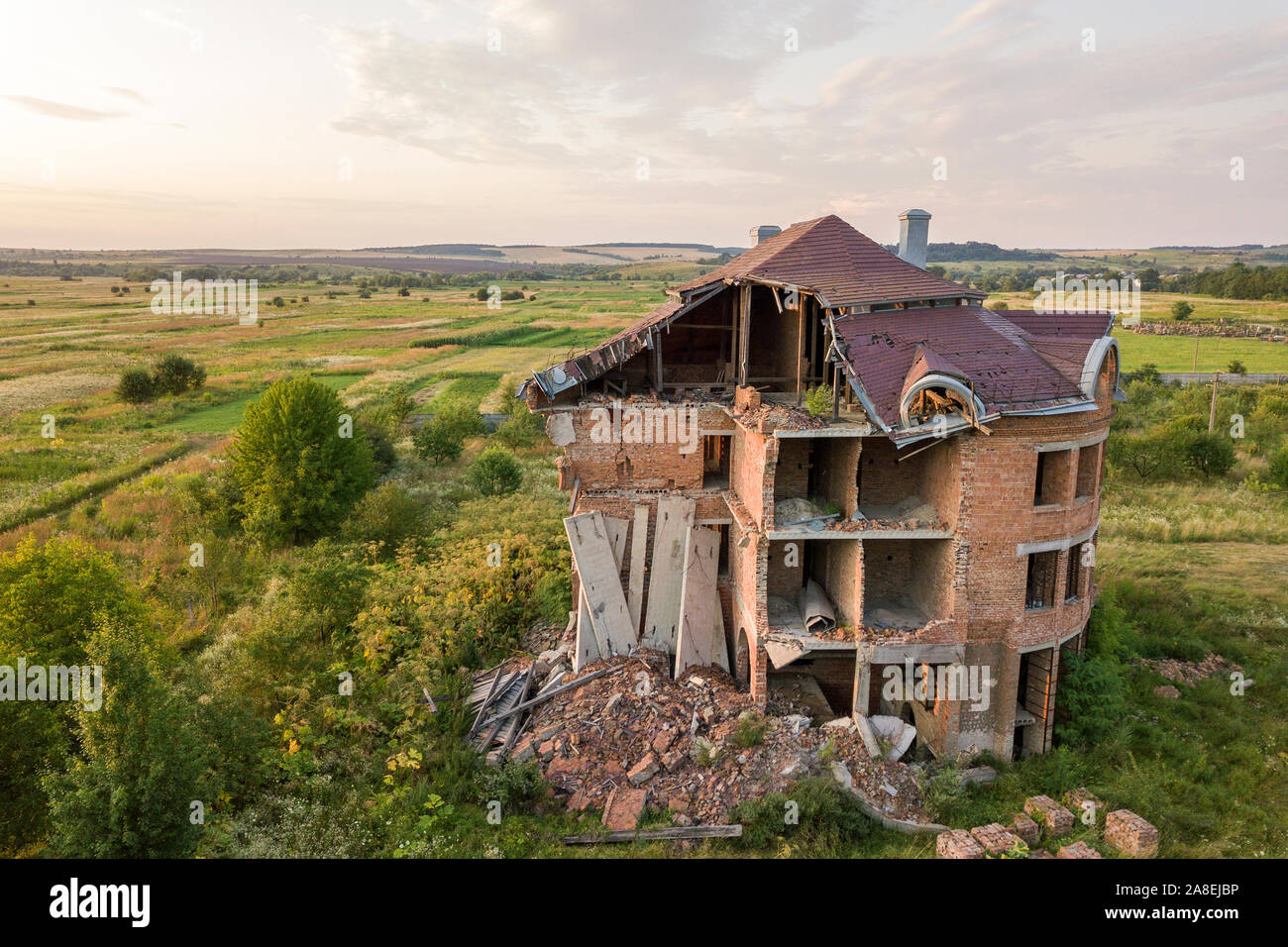 Old ruined building after earthquake. A collapsed brick house Stock ...