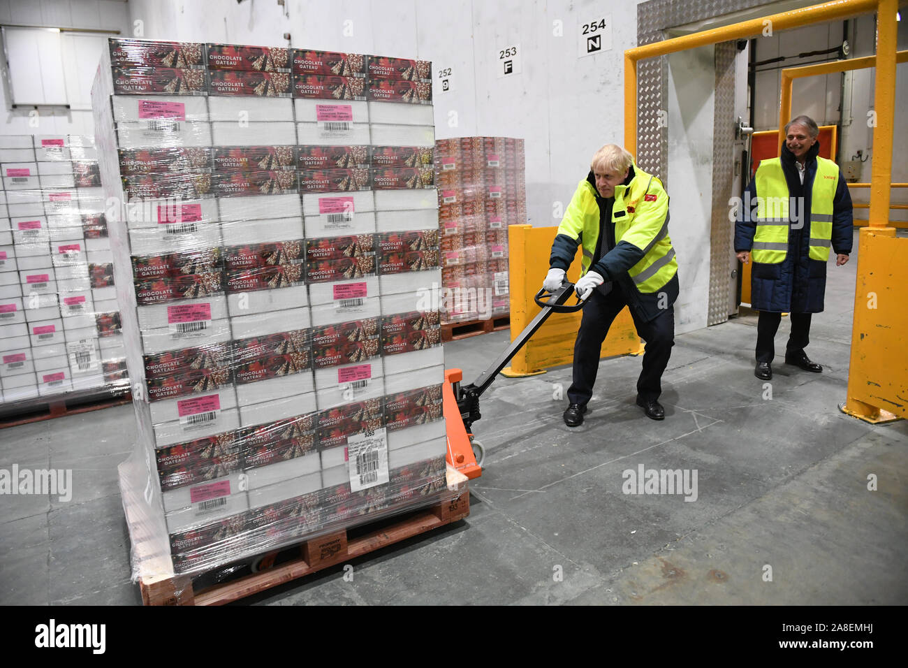 Consignment frozen chocolate gateaux hi-res stock photography and ...