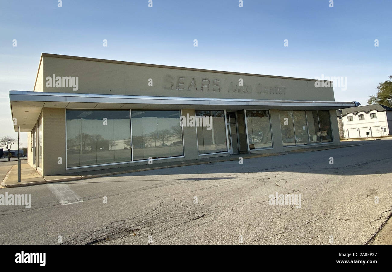 Niles, United States. 08th Nov, 2019. The Sears Auto Center store at ...