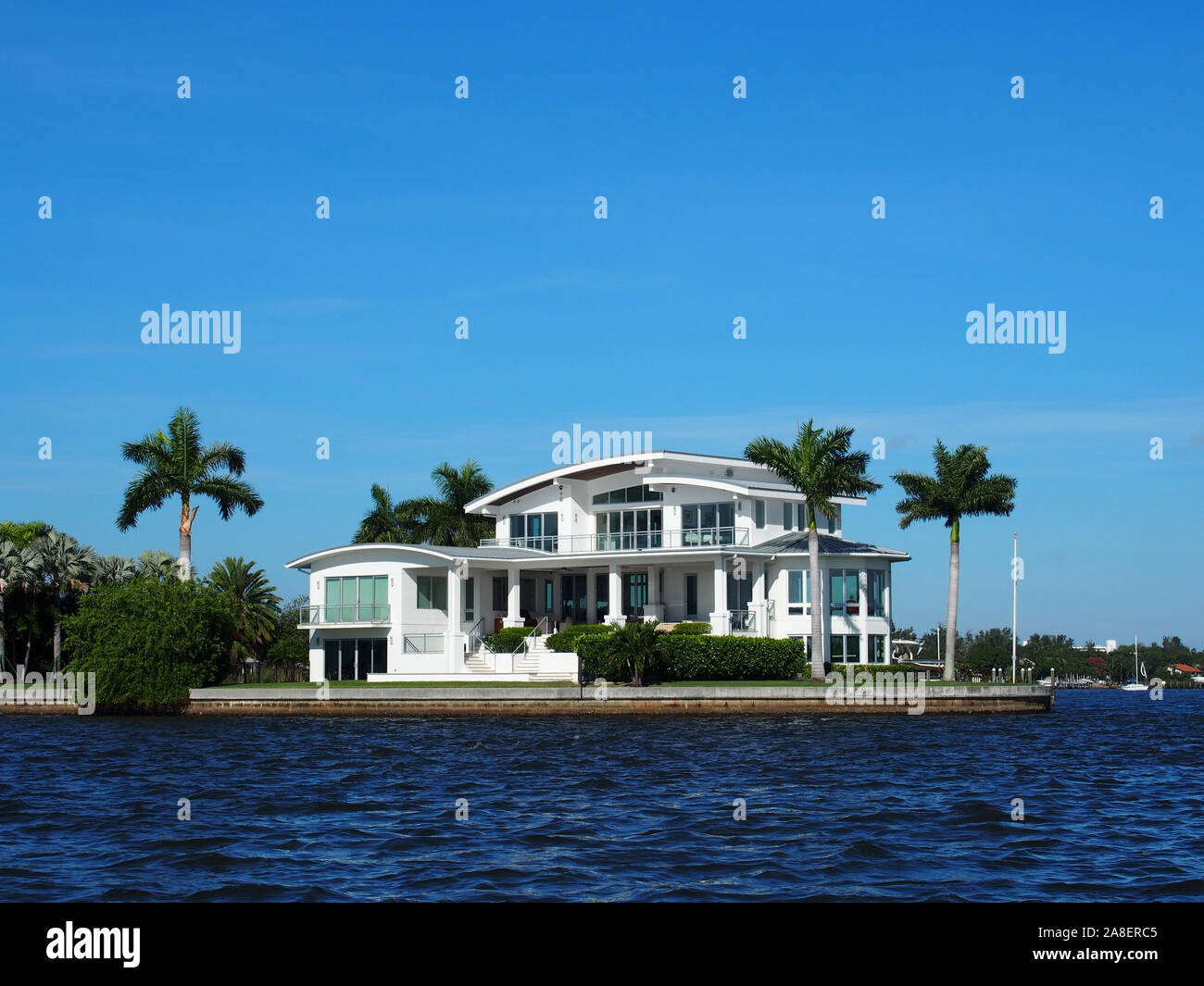 Florida waterfront mansions hi-res stock photography and images - Alamy