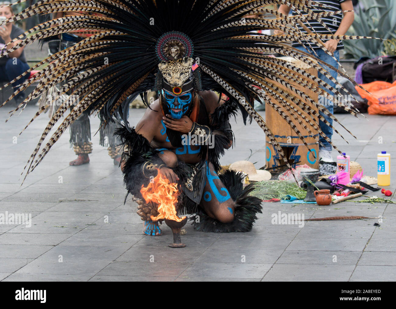 Aztec dancers zocalo hi-res stock photography and images - Alamy