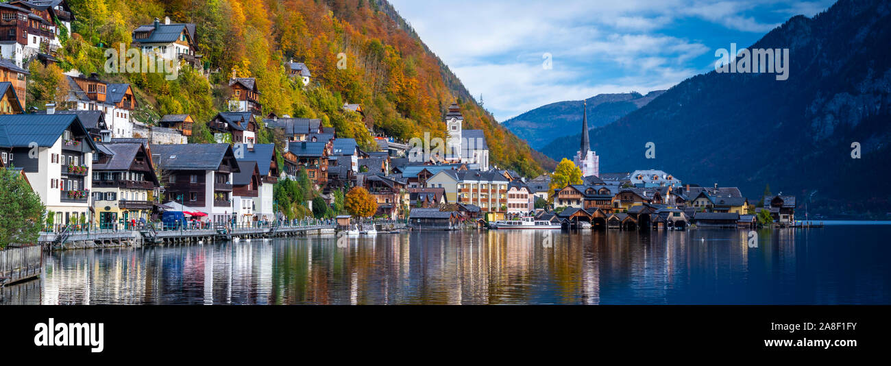 A view of the village, Hallstattersee and fall foliage color in ...
