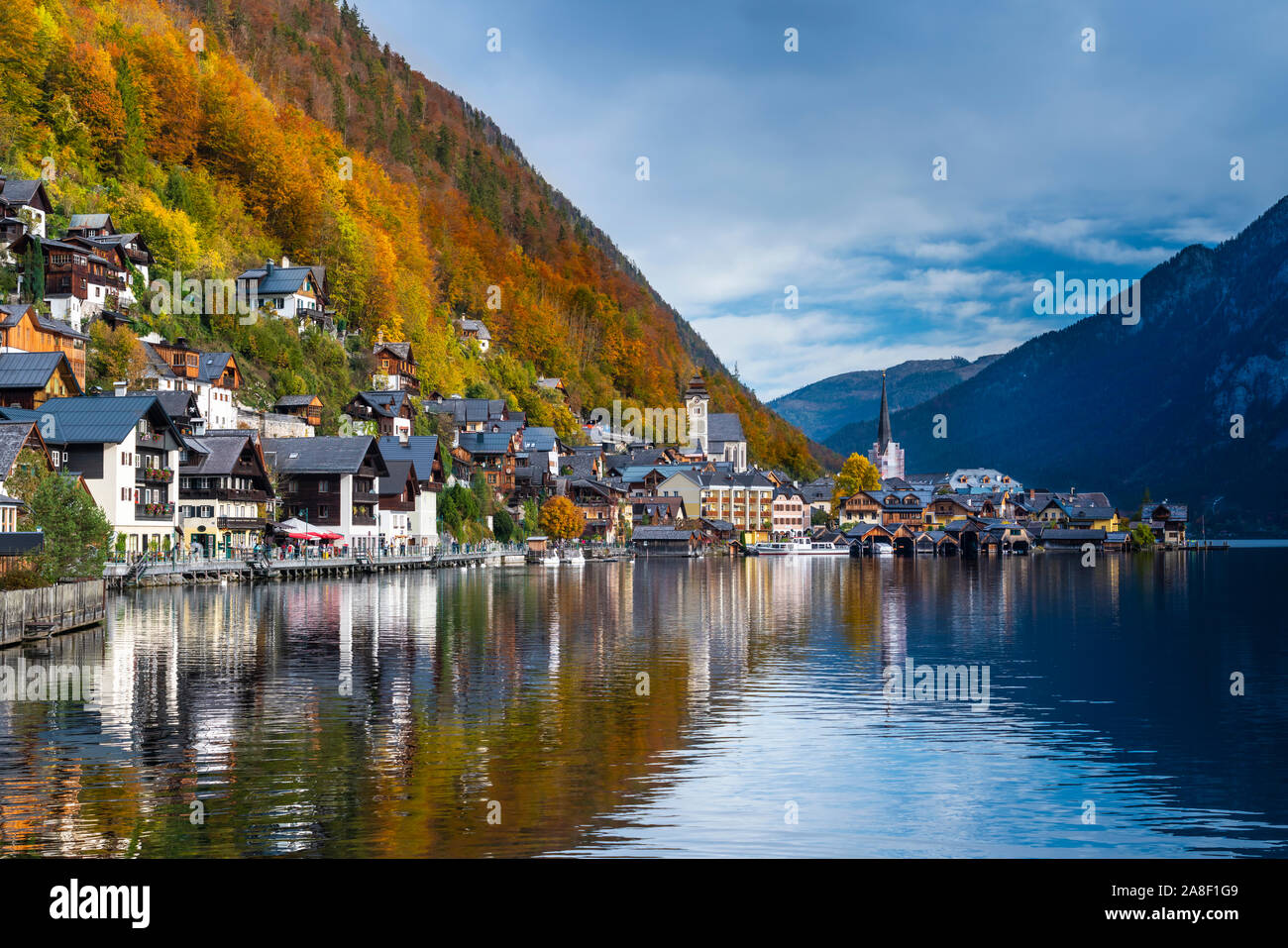 A view of the village, Hallstattersee and fall foliage color in ...