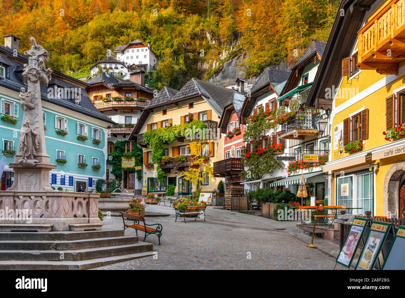 Hallstatt, austria autumn hi-res stock photography and images - Alamy