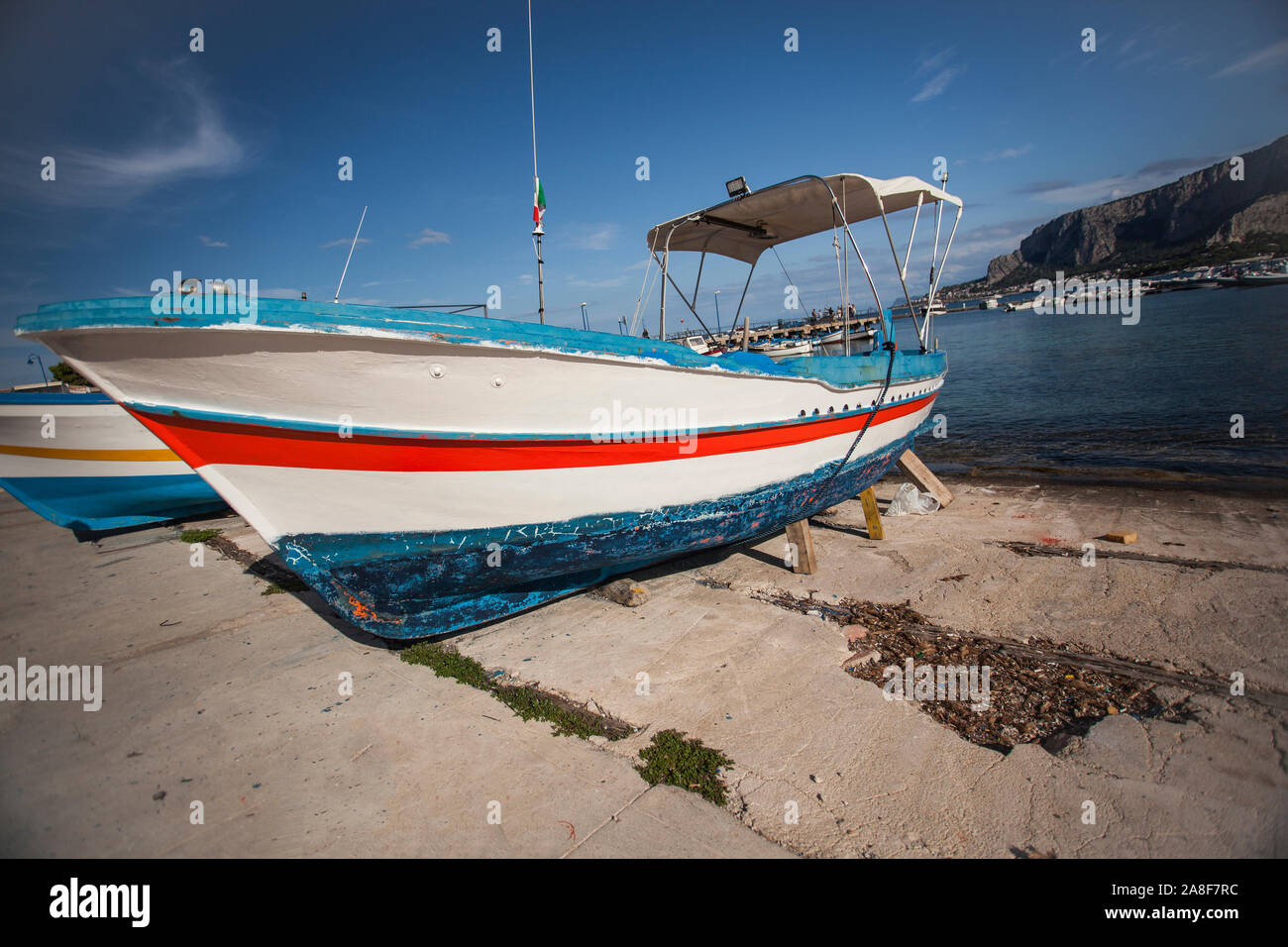Boat stranded on the shore Stock Photo - Alamy