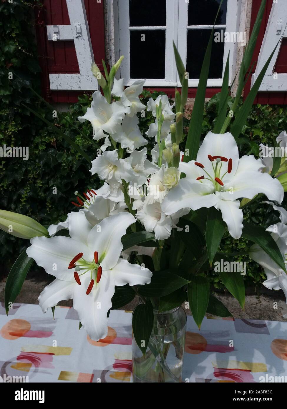 Bouquet de lys Casablanca et glaïeuls blancs Stock Photo - Alamy