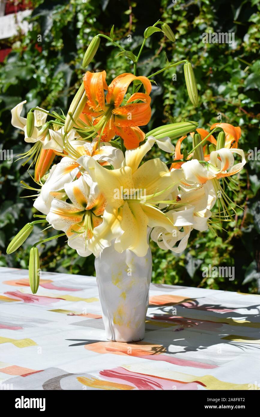Bouquet de lys Lady Alice et lys Henryi Stock Photo - Alamy