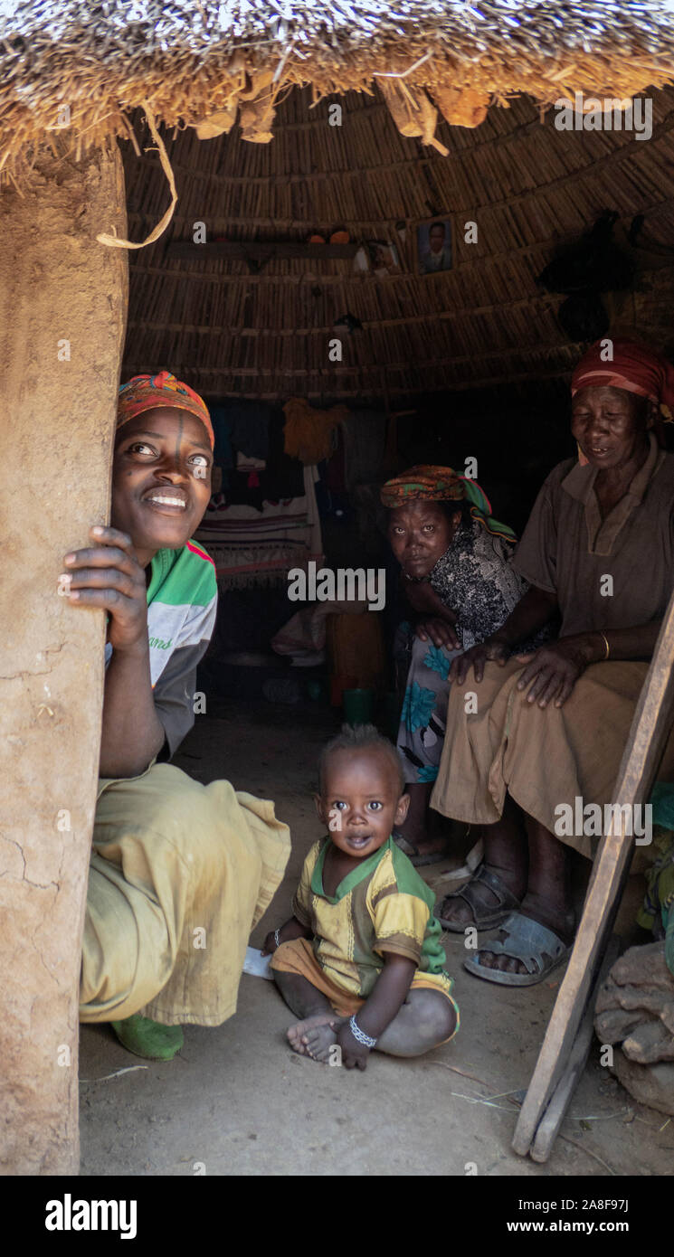 Derashe hut with women and children Ethiopia Stock Photo - Alamy