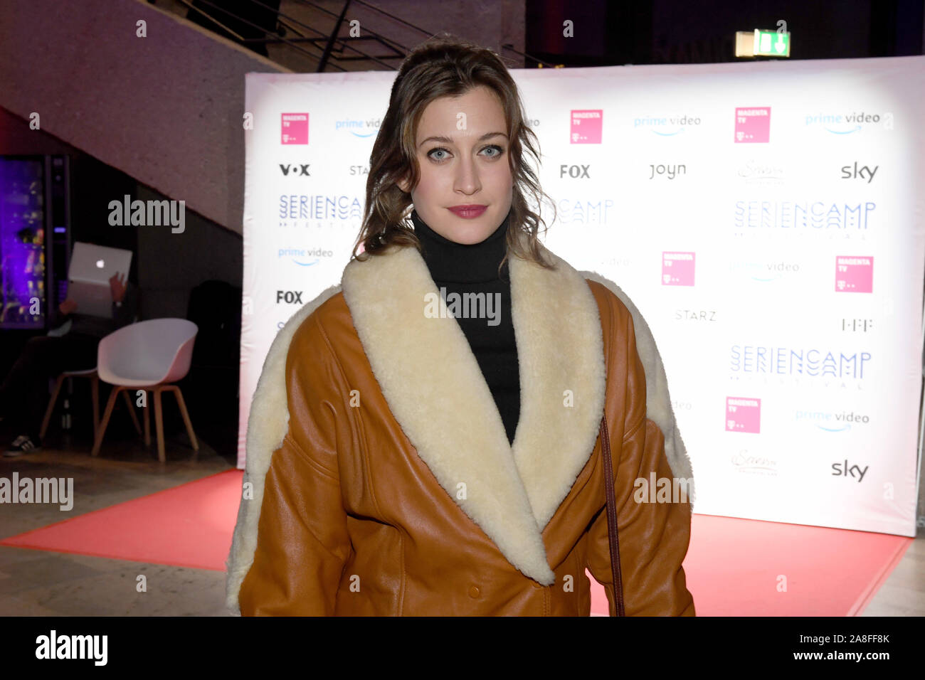 Munich, Germany. 08th Nov, 2019. The actress Julia Ragnarsson shows ...