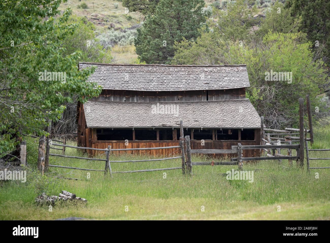 Old barn on the historic Fred Riddle Ranch in Eastern Oregon Stock ...