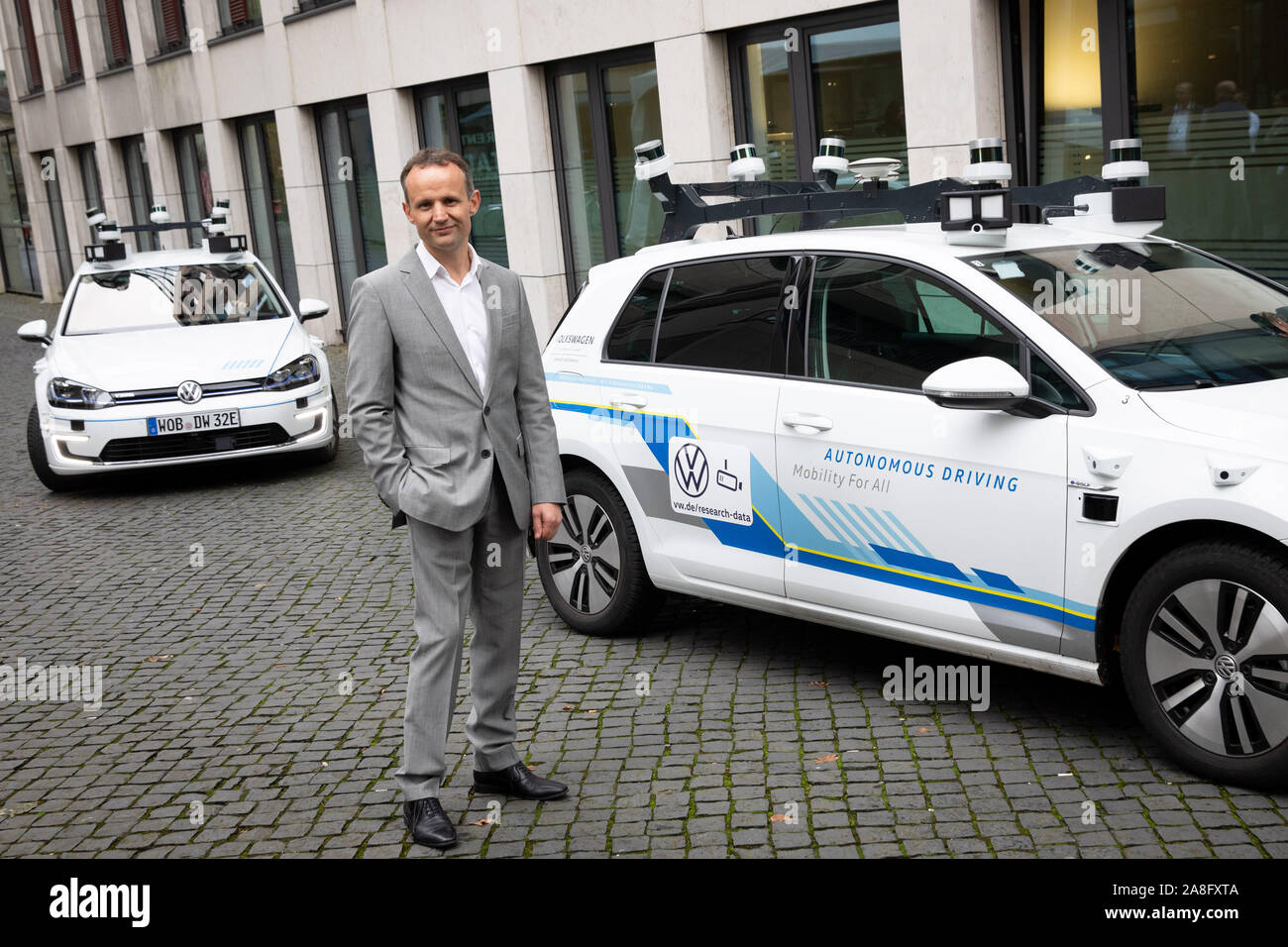 06 November 2019, Hamburg: After a press conference, Alexander ...