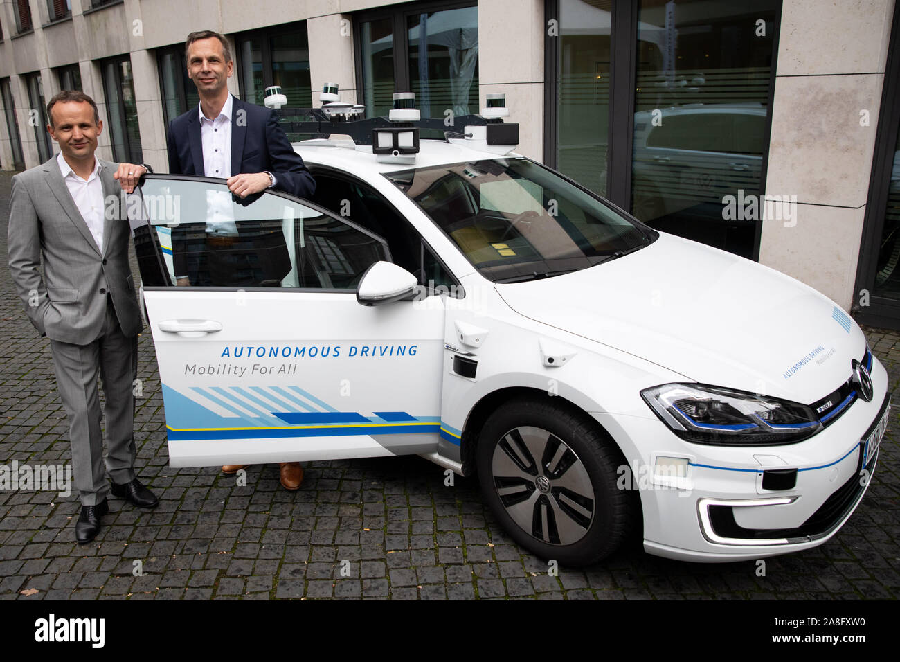06 November 2019, Hamburg: Alexander Hitzinger (l), Group Manager for ...