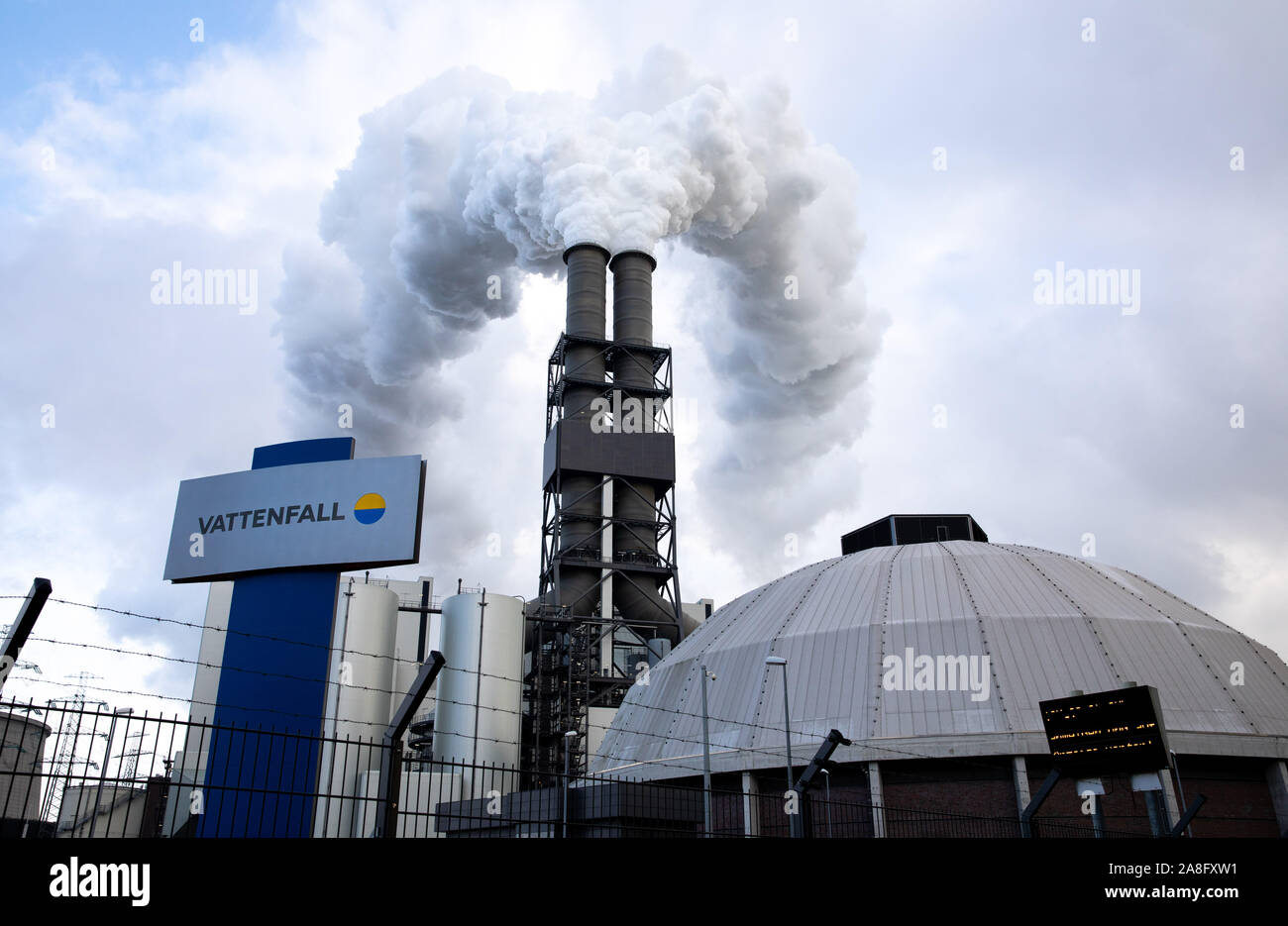 Hamburg, Germany. 04th Nov, 2019. Exhaust air rises from the chimneys ...