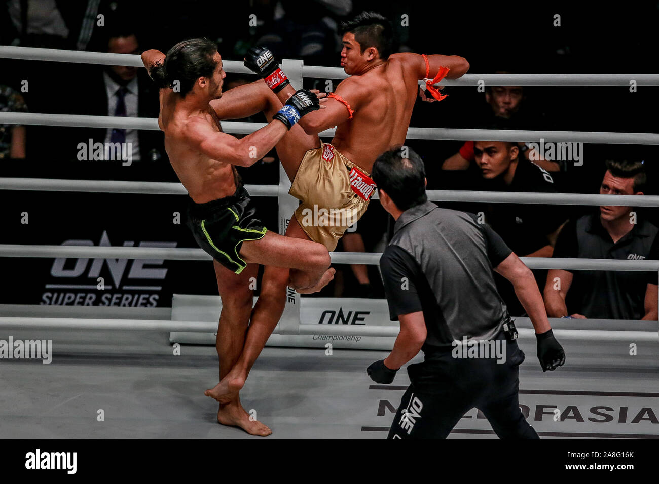 Pasay City, Philippines. 8th Nov, 2019. Sangmanee Sathian Muaythai of ...