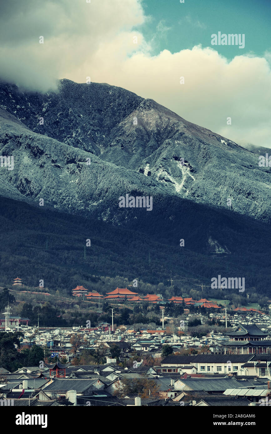Dali old town rooftop view with cloudy Mt Cangshan. Yunnan, China Stock ...