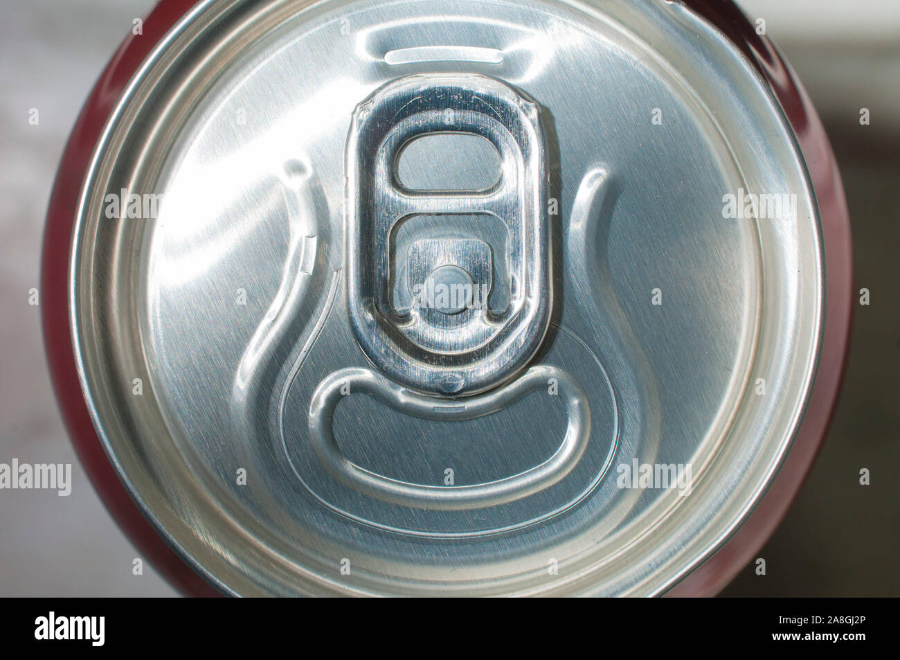 Aluminum can close up shot of the opening lid, top view Stock Photo - Alamy