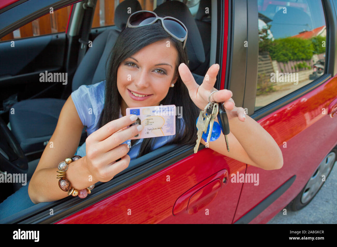 Jung Frau, 25, 30, Jahre, mit neuem Auto zeigt Stolz den Führerschein ...