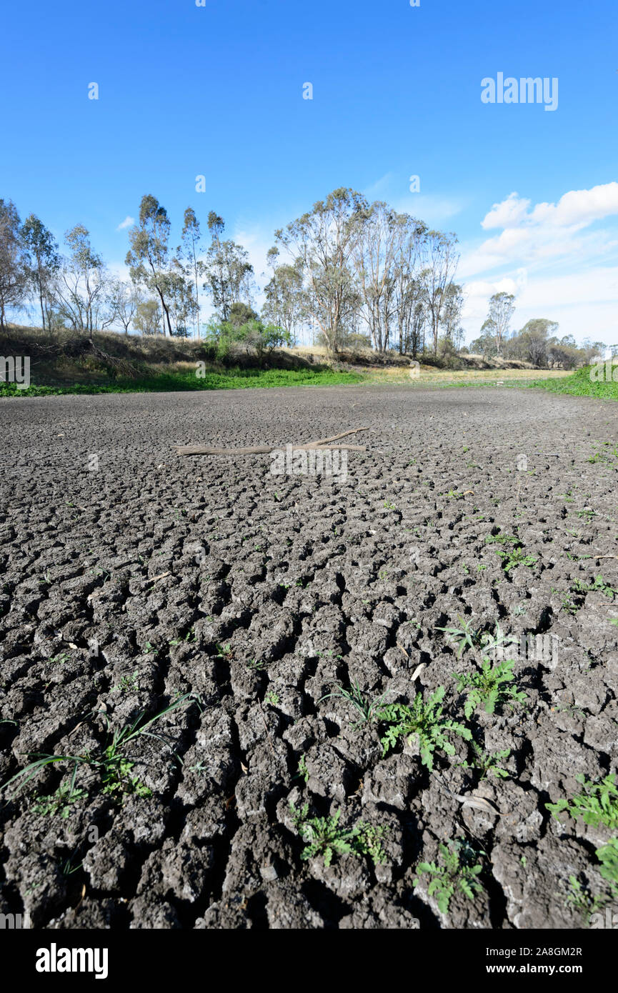 Cracked earth drought australia hi-res stock photography and images - Alamy