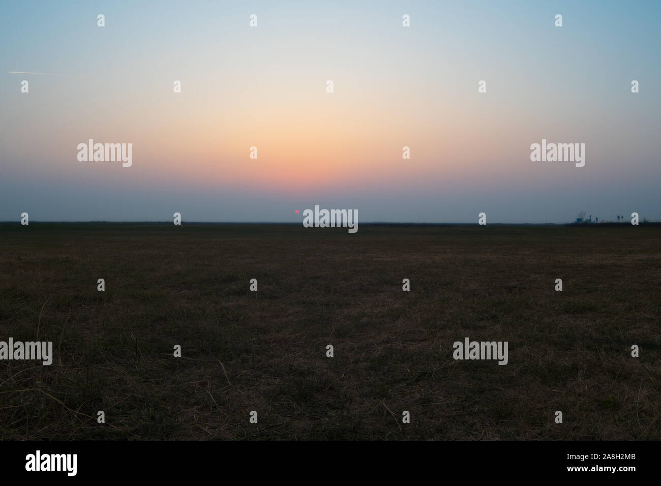 Beautiful sunset in the hungarian pannonian steppe (puszta), Hortobágy ...