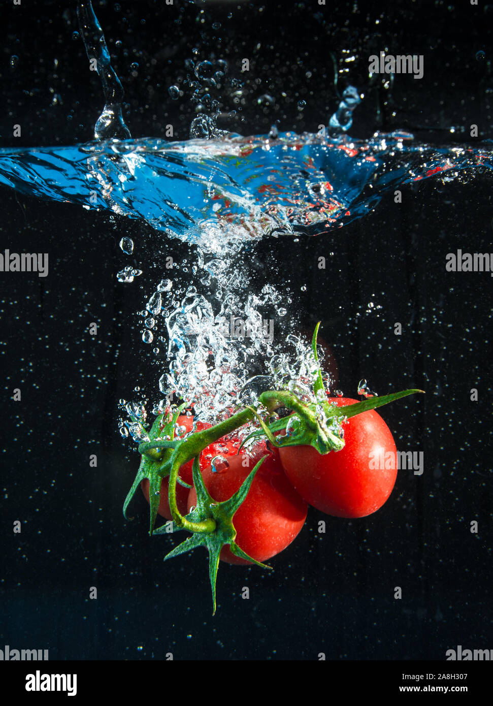 Tomato falling in water hi-res stock photography and images - Alamy