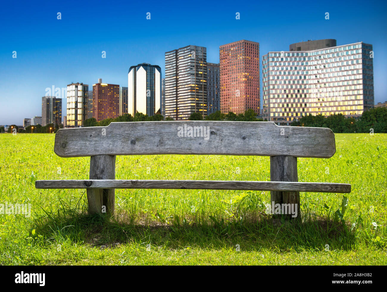 Old bench paris hi-res stock photography and images - Alamy