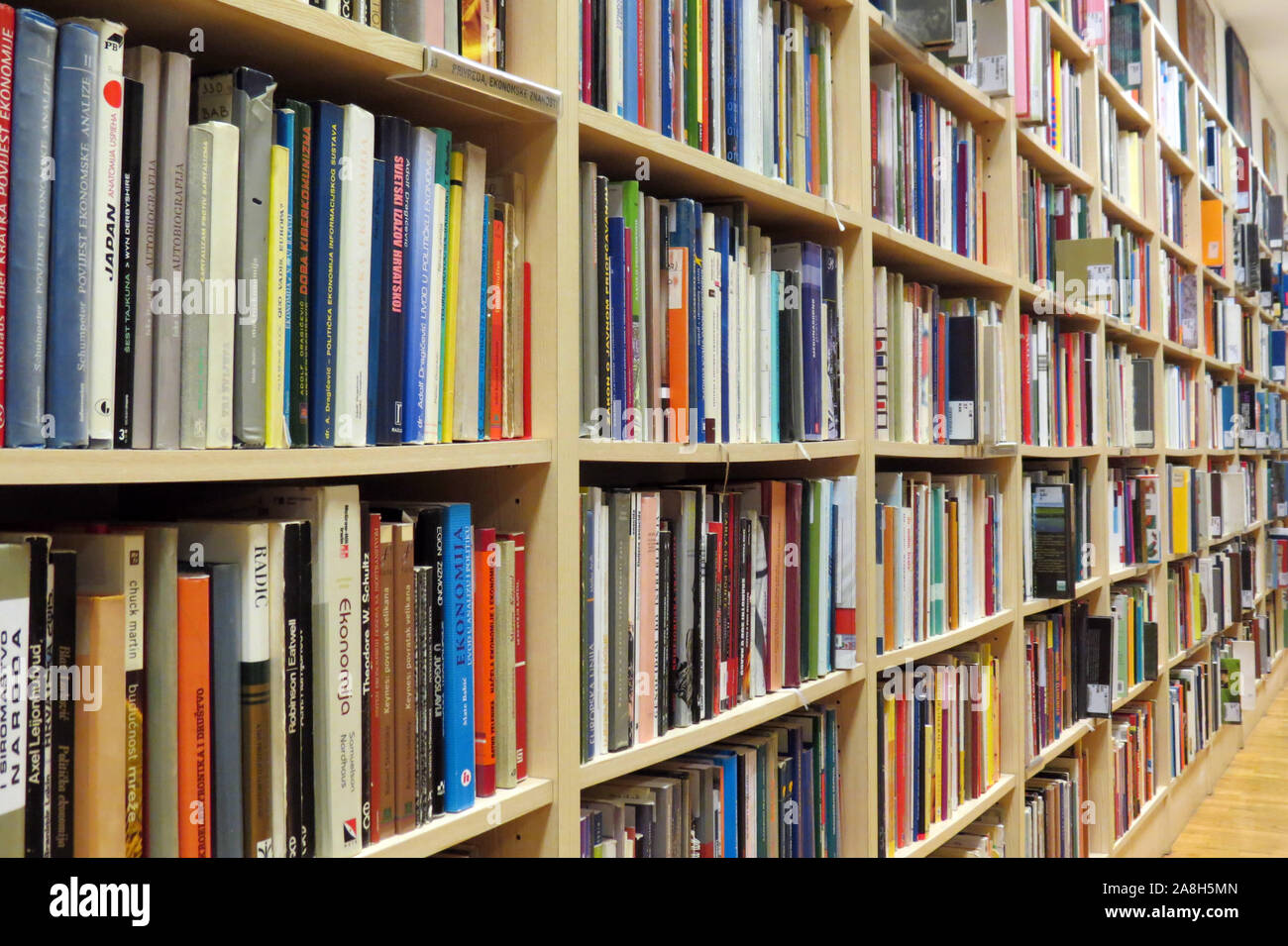 Bookshelf in library Stock Photo - Alamy